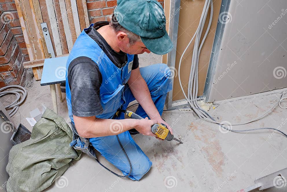 Builder with a hammer stock image. Image of construction - 100218917