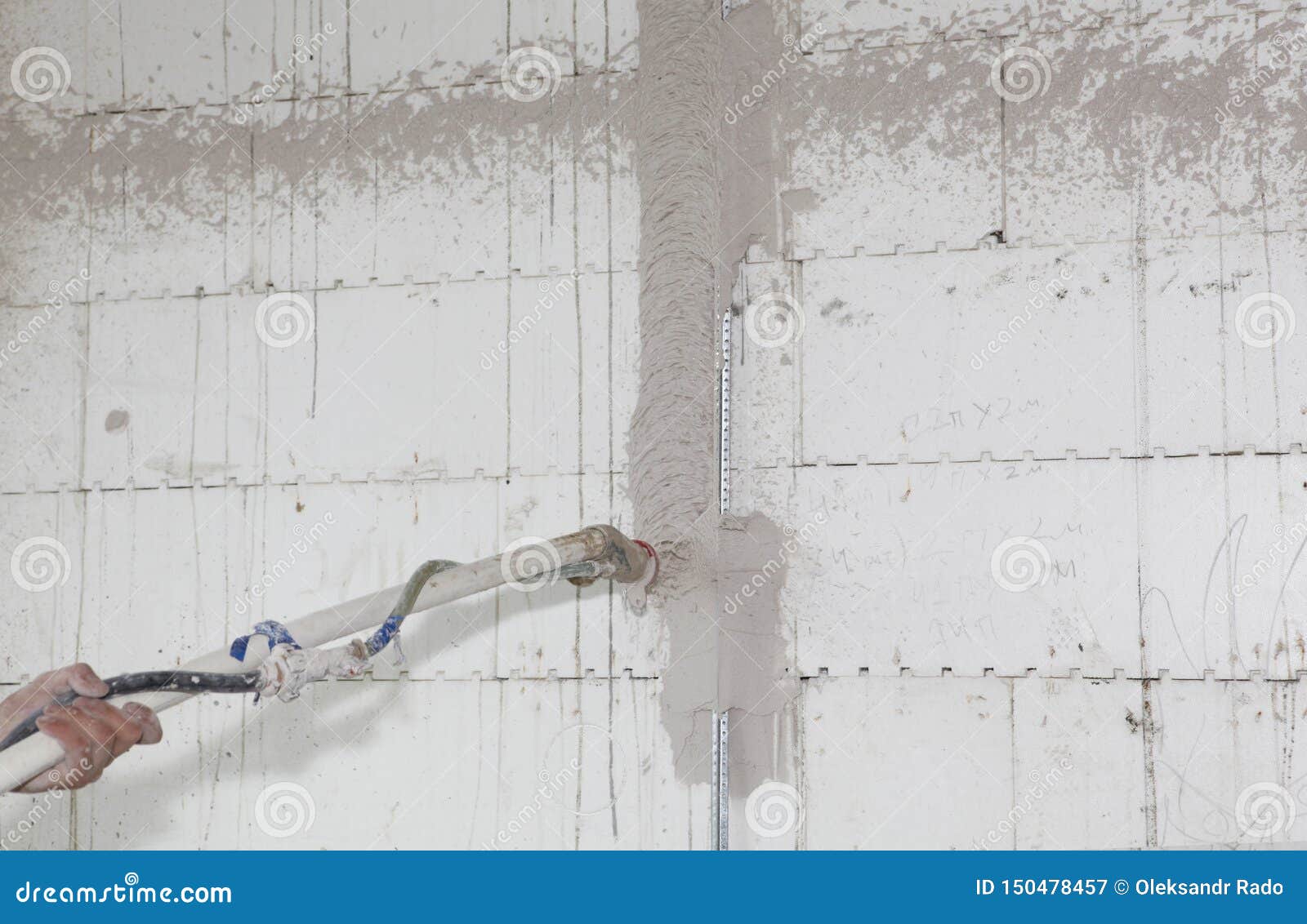 Builder Hold In Hands Automatic Cement Wall Screeding Plaster Machine ...