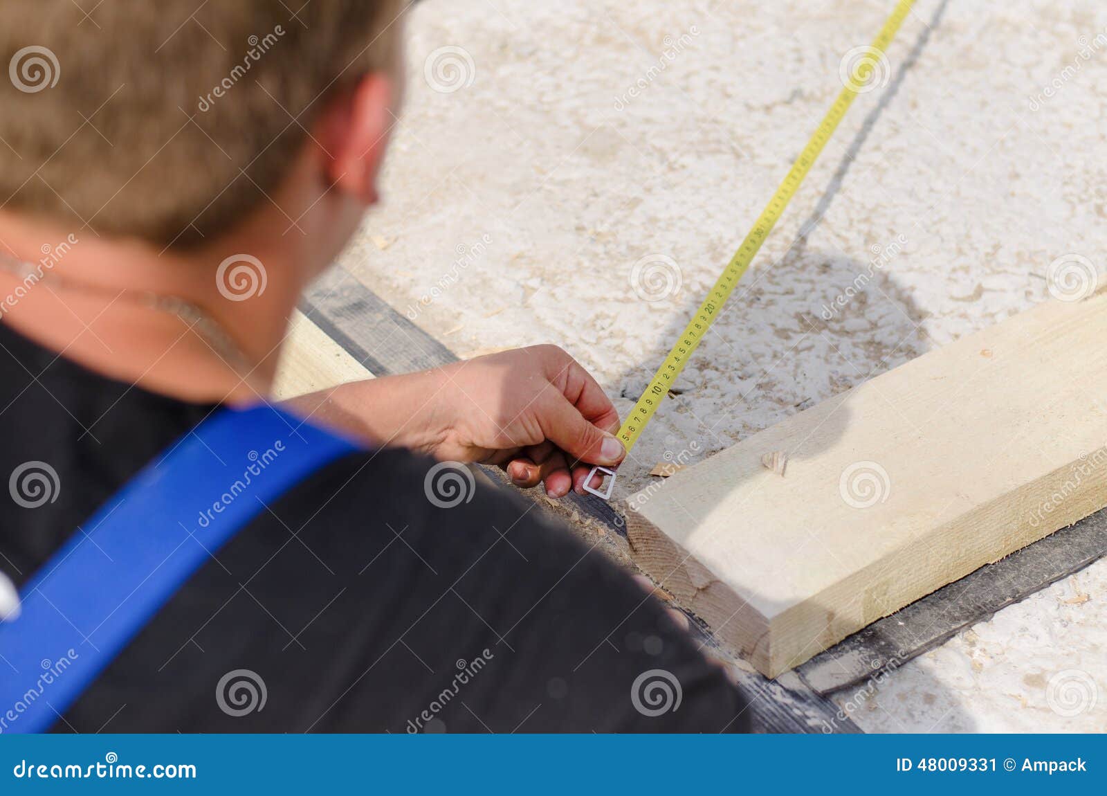 Builder Measuring a Diagonal Stock Image - Image of floor, panel: 48009331