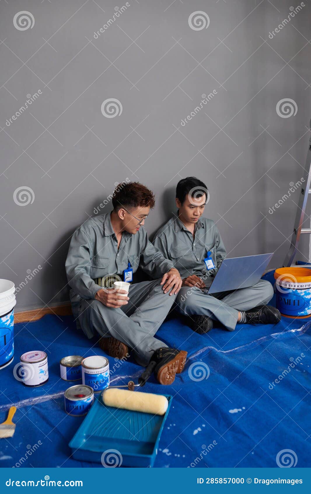 Builders Eating Lunch and Checking E-mails Stock Photo - Image of break ...