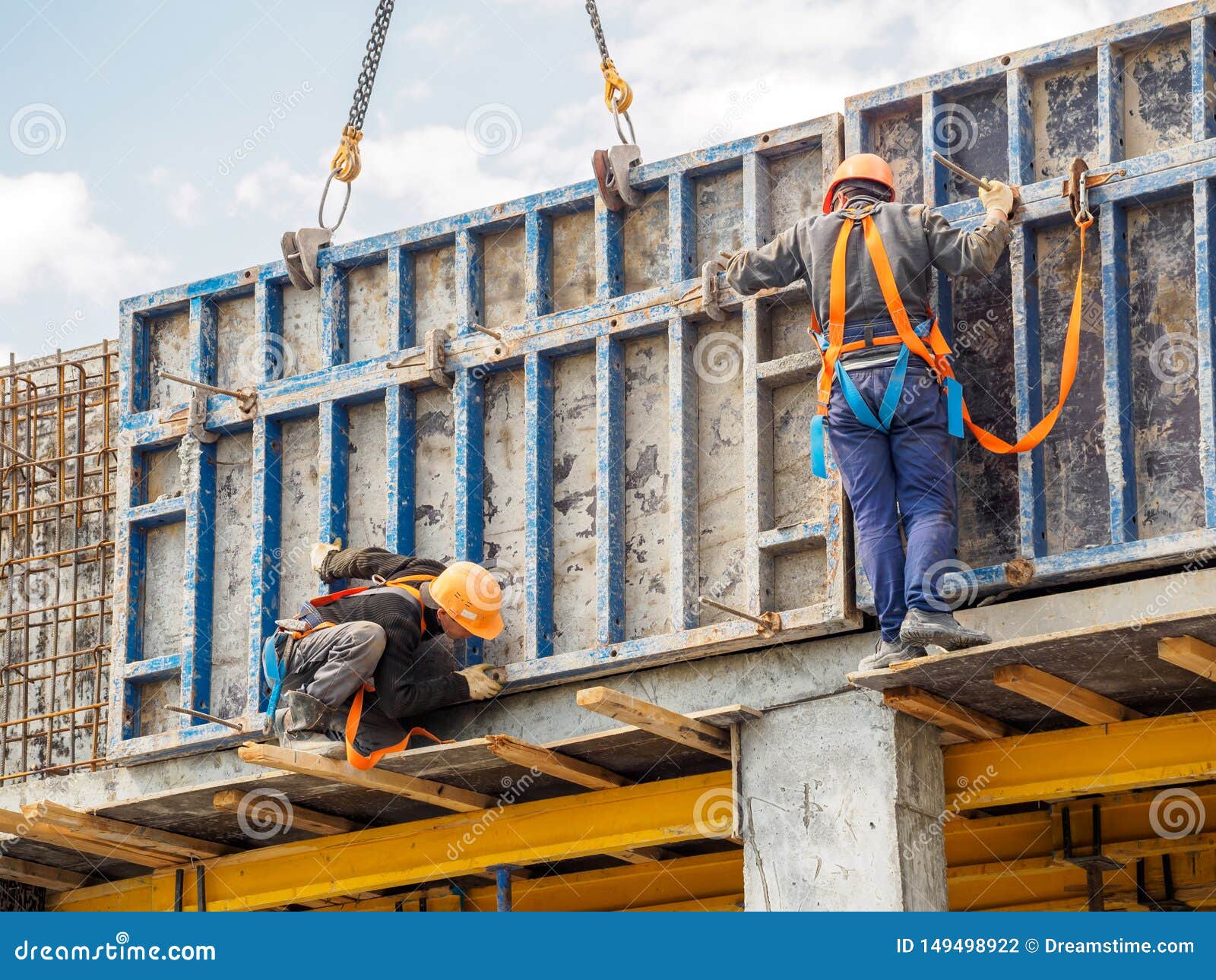 Builders Work on Skyscraper Construction Editorial Photography - Image ...