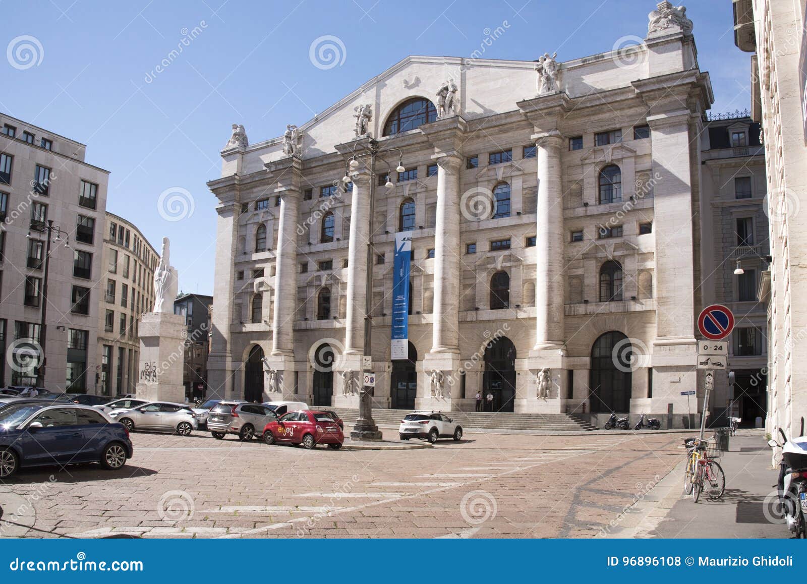 The Building of Borsa` in Milan Editorial Stock Photo - Image of borsa ...