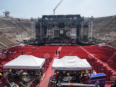 Building a concert stage editorial stock image. Image of circle - 26803164