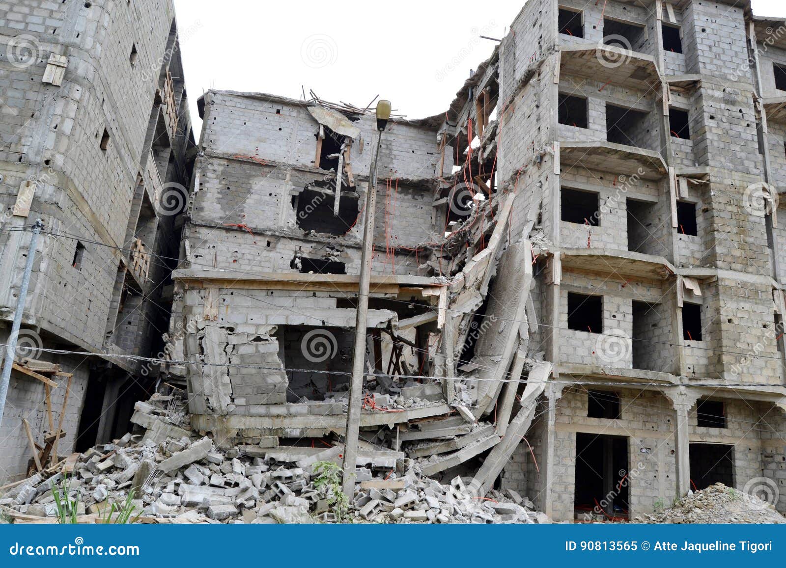 BUILDING EFFONDER stock image. Image of collapse, rubble - 90813565