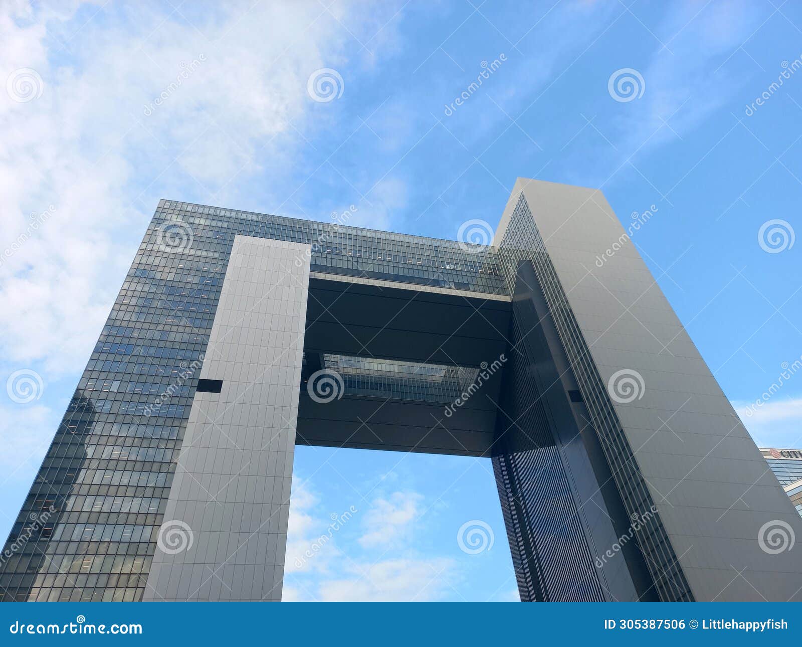 Giant Gate Shaped Building - the Central Government Complex Hong Kong ...