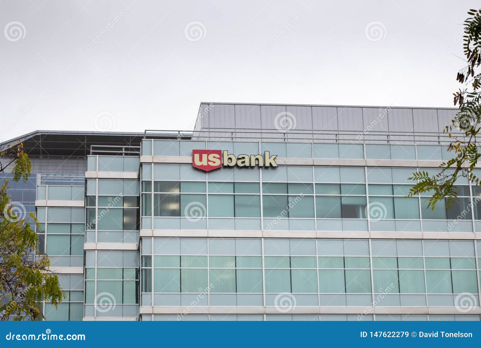 US Bank building sign editorial stock image. Image of banker - 147622279
