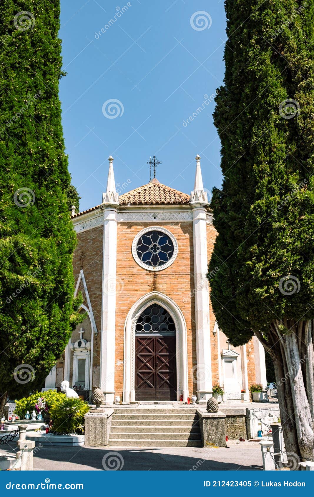 A Building at the Graveyard Stock Image - Image of tomb, dead: 212423405