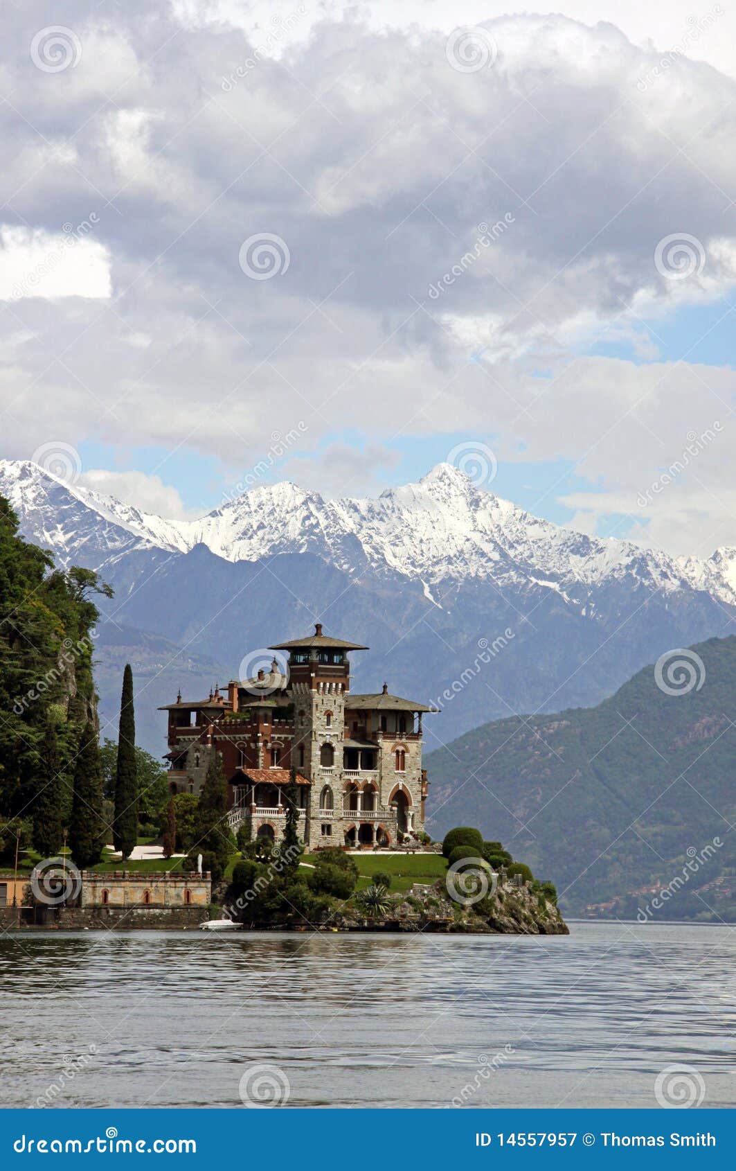 Building of Italian Architecture at Lake Como Editorial Photography ...