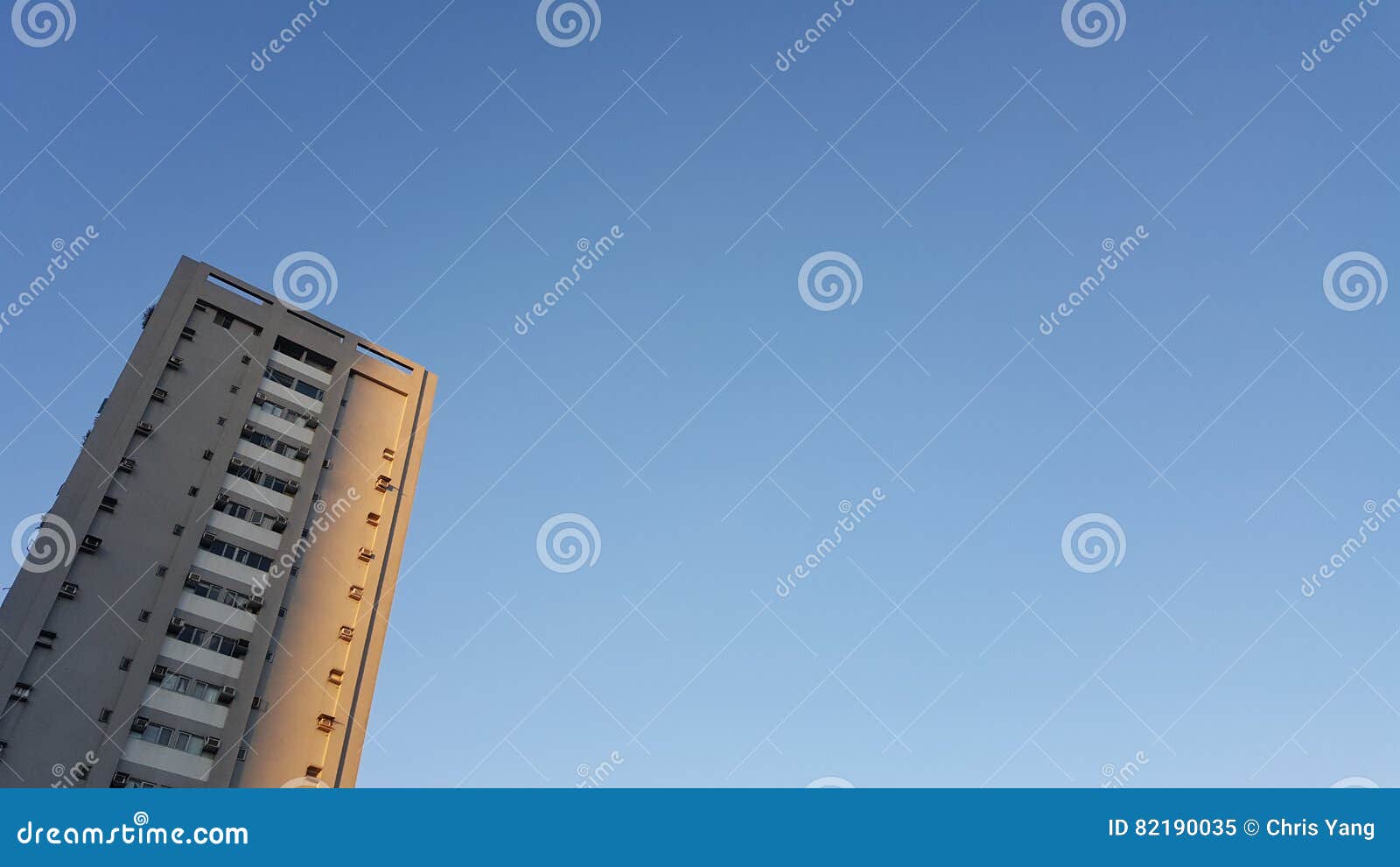 Building on the left side editorial image. Image of blank - 82190035