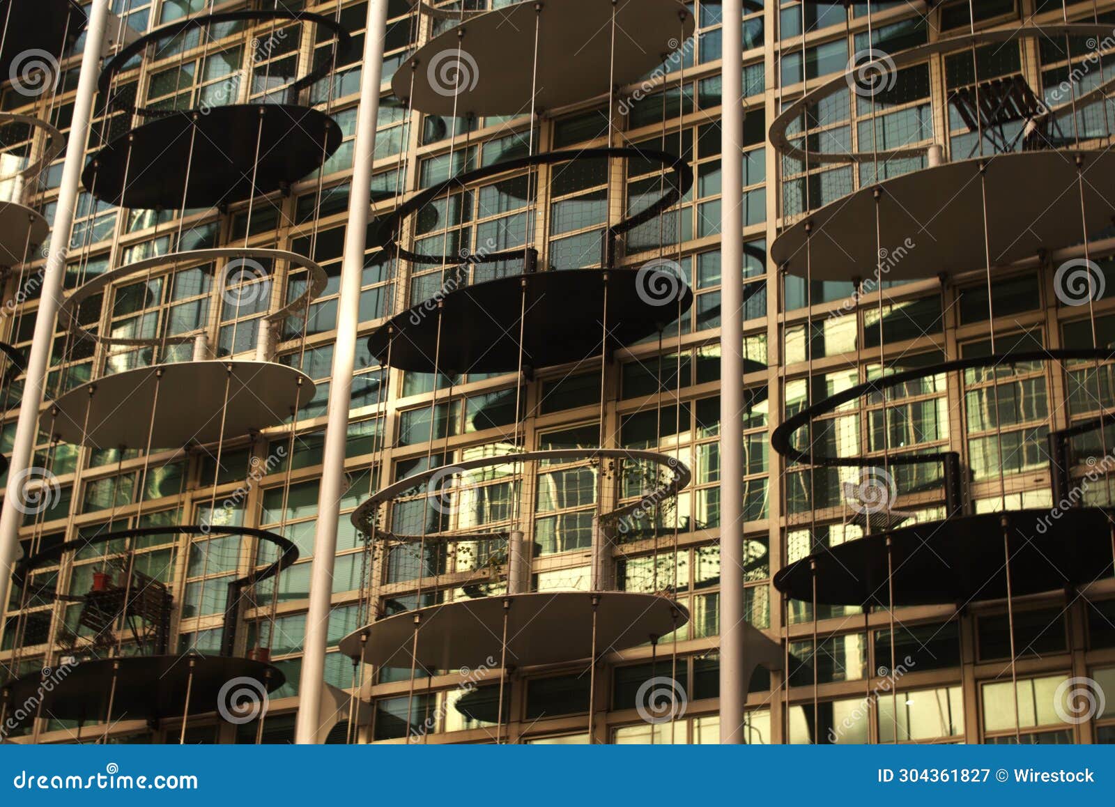 The Building S Circular Design Reflects Other Buildings and Its ...