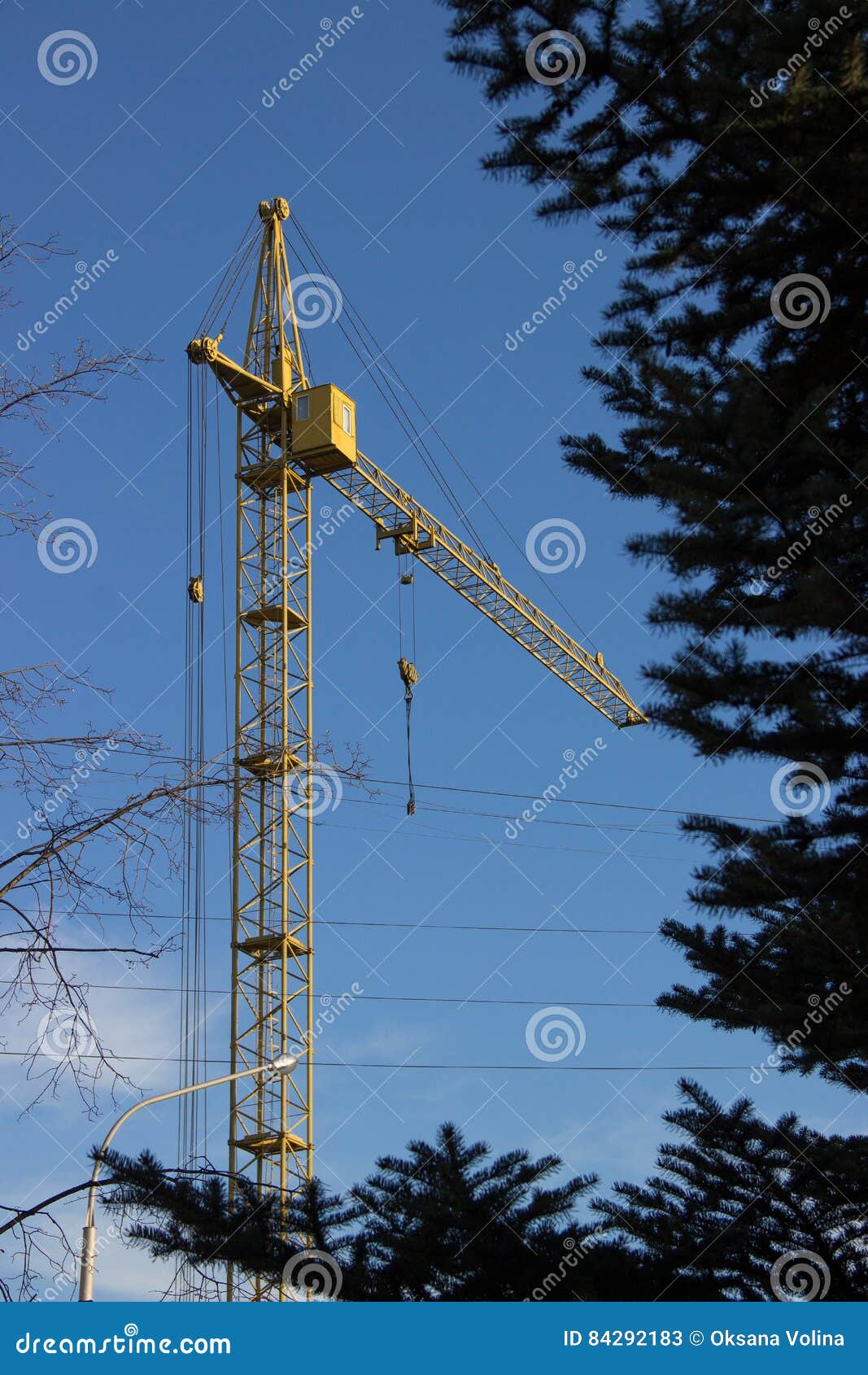 Building Tower Yellow Crane on the Background of Blue Sky and Pi Stock ...