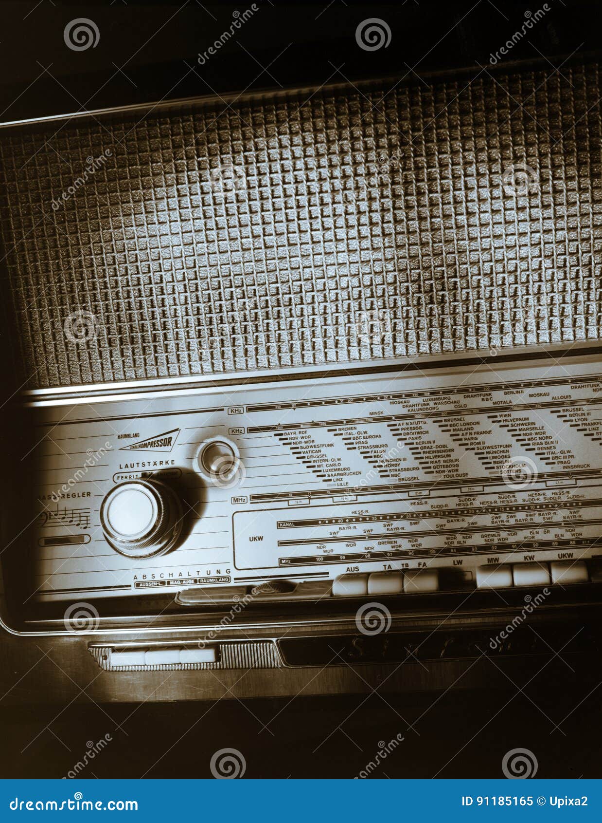 Buis radio oude schaduw redactionele afbeelding. Image of muziek - 91185165