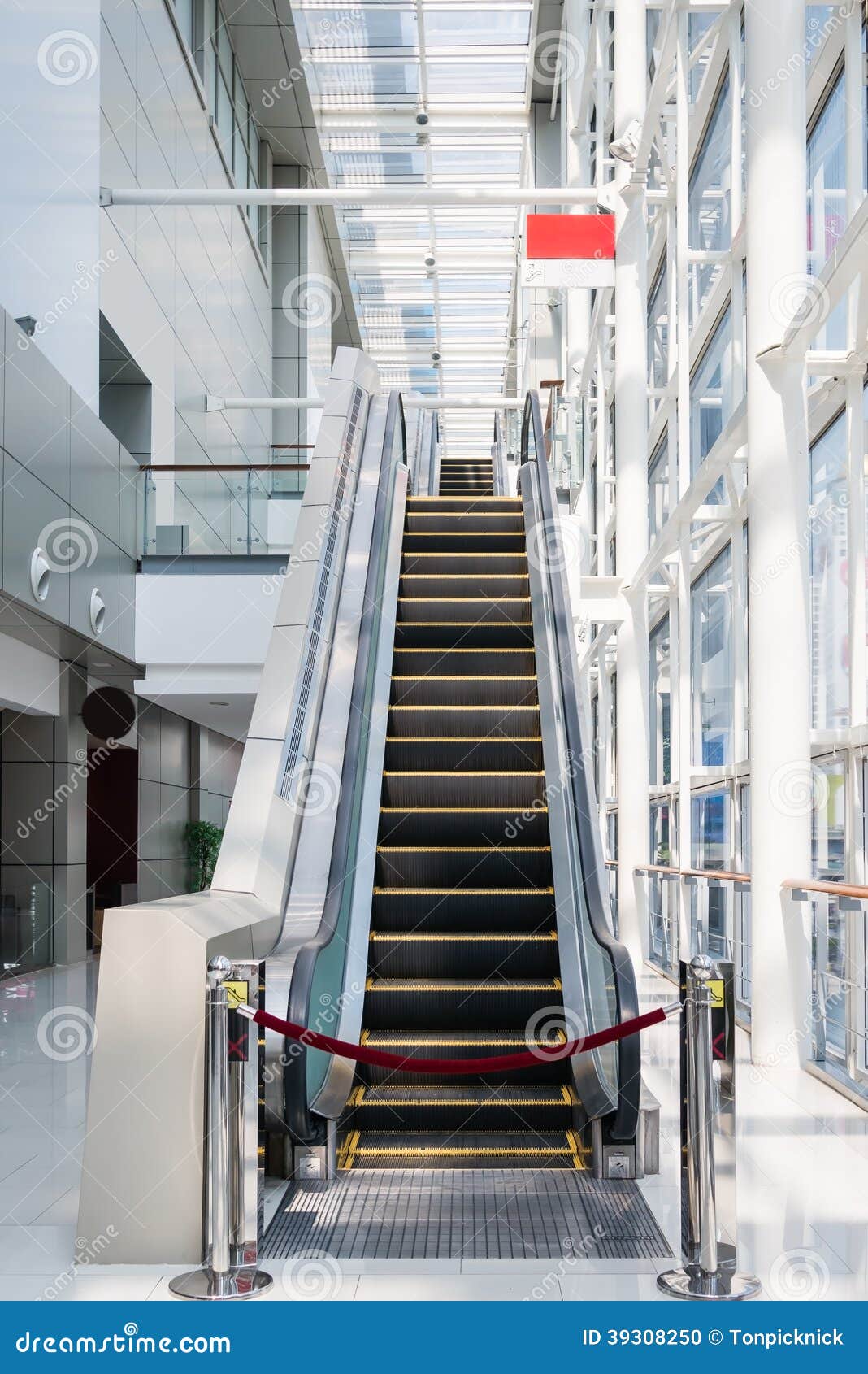 Buiten dienst roltrap stock foto. Image of futuristisch - 39308250