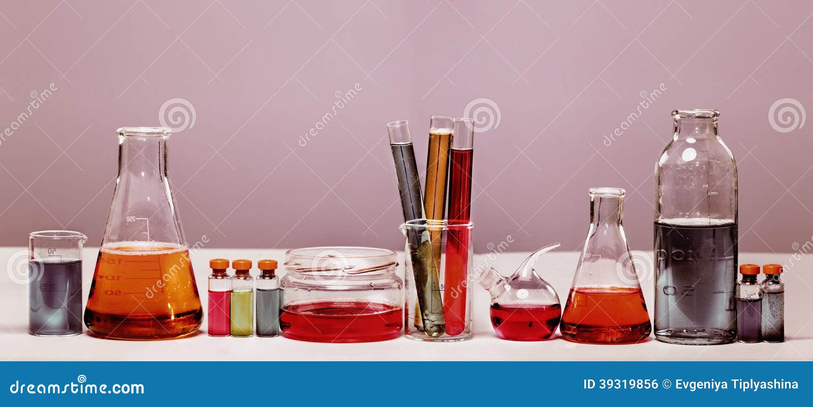 Buizen in het laboratorium stock foto. Image of blauw - 39319856