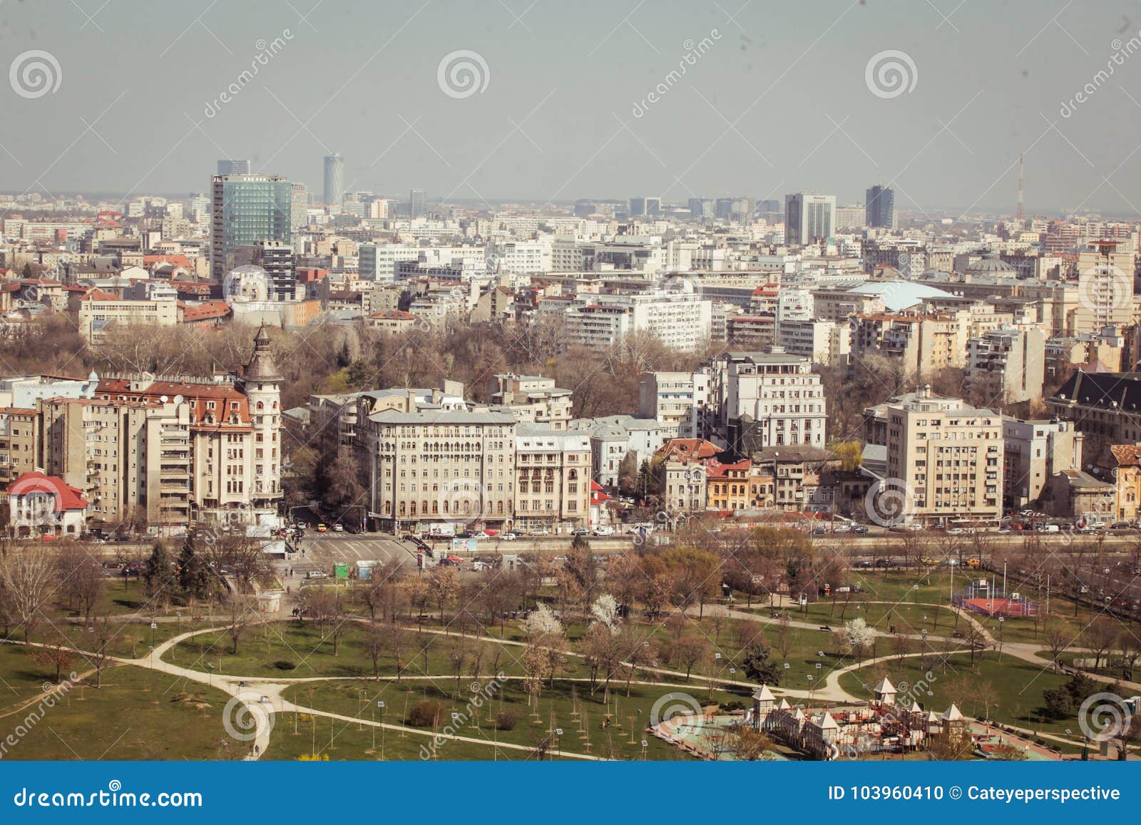 Bukarest-Panorama stockfoto. Bild von wohn, grenzstein - 103960410