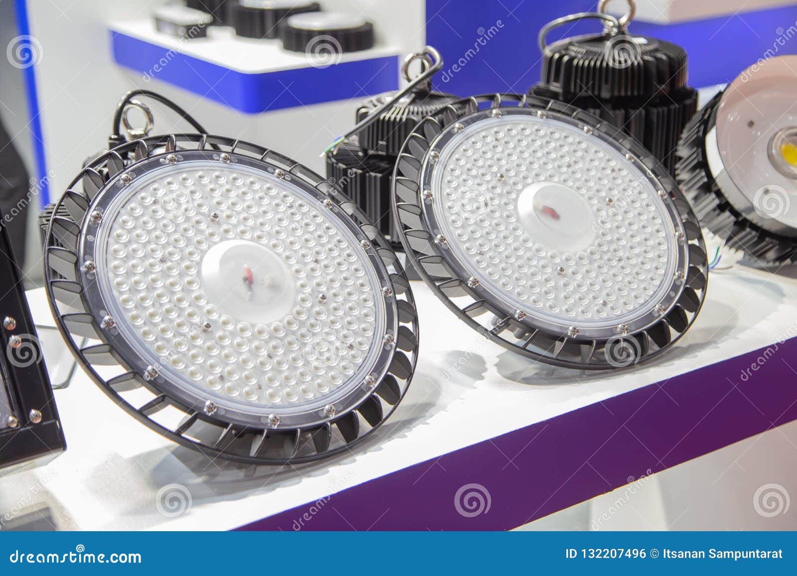 Bulbo Rasante De La Luz Del Techo LED Foto de archivo - Imagen de ...