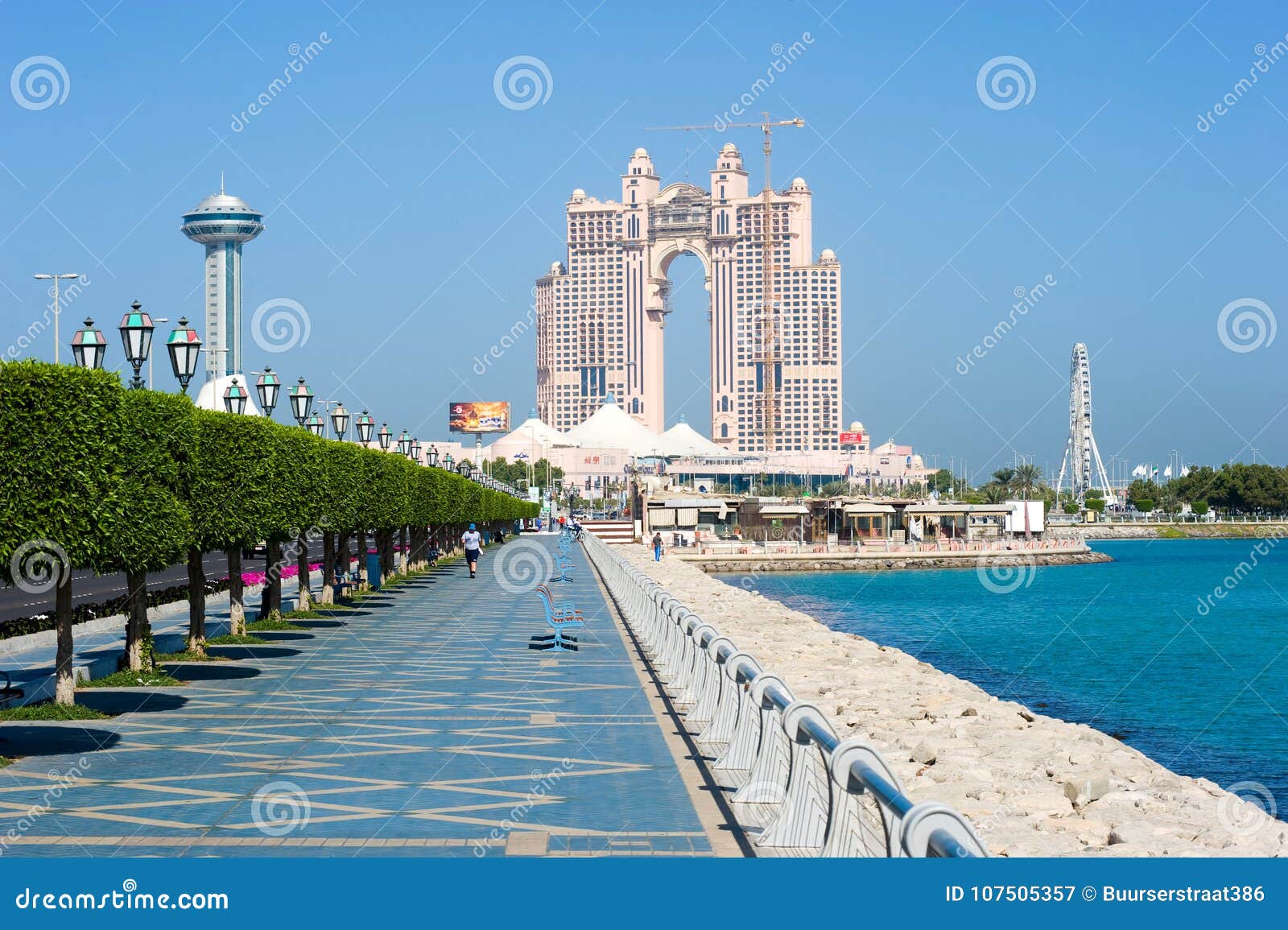 Bulevar De Corniche En Abu Dhabi Fotografía editorial - Imagen de ...