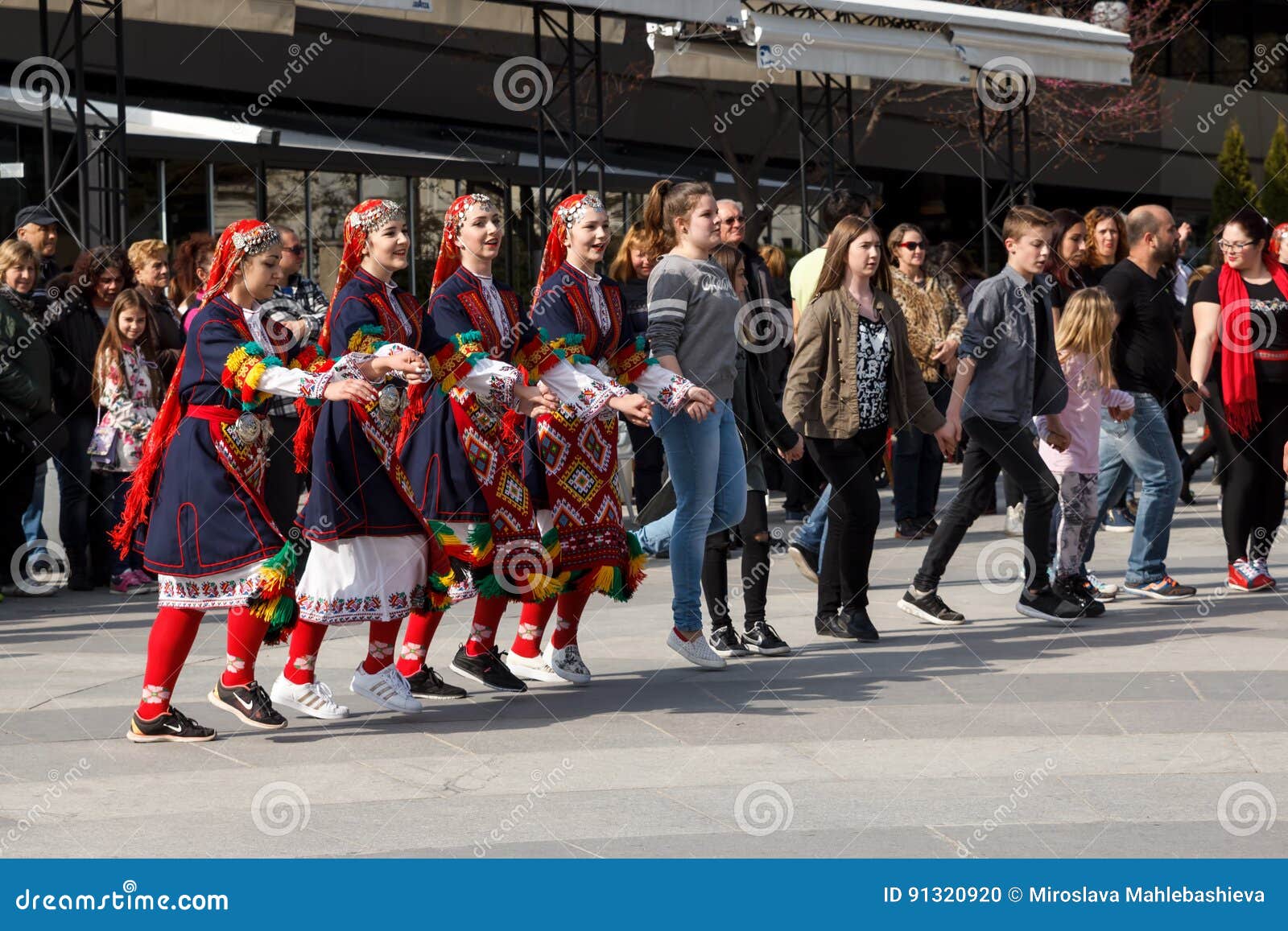 Bulgaarse volksdans redactionele afbeelding. Image of folklore - 91320920