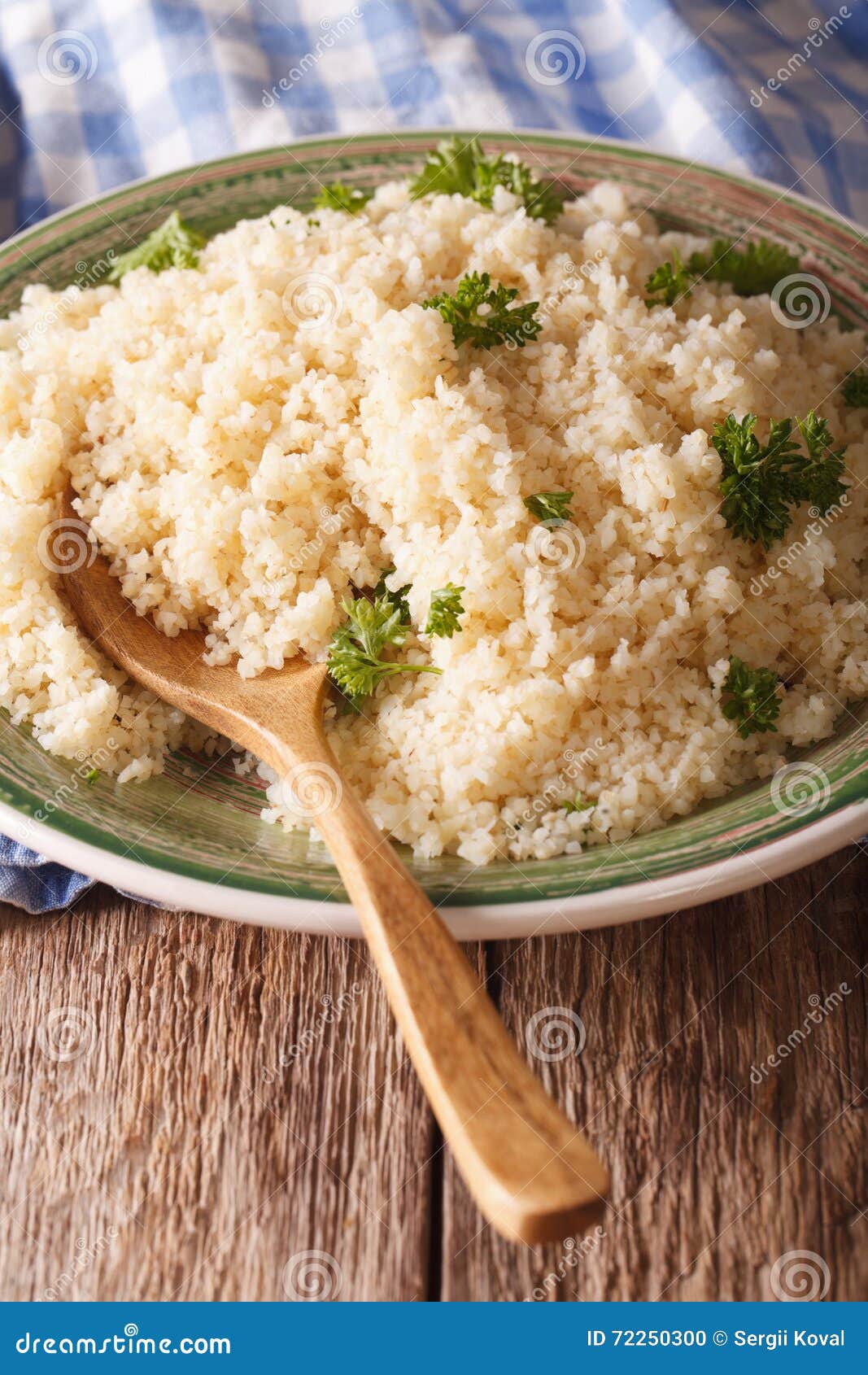 Bulgur Com Close-up Da Salsa Em Uma Placa Vertical Foto de Stock ...