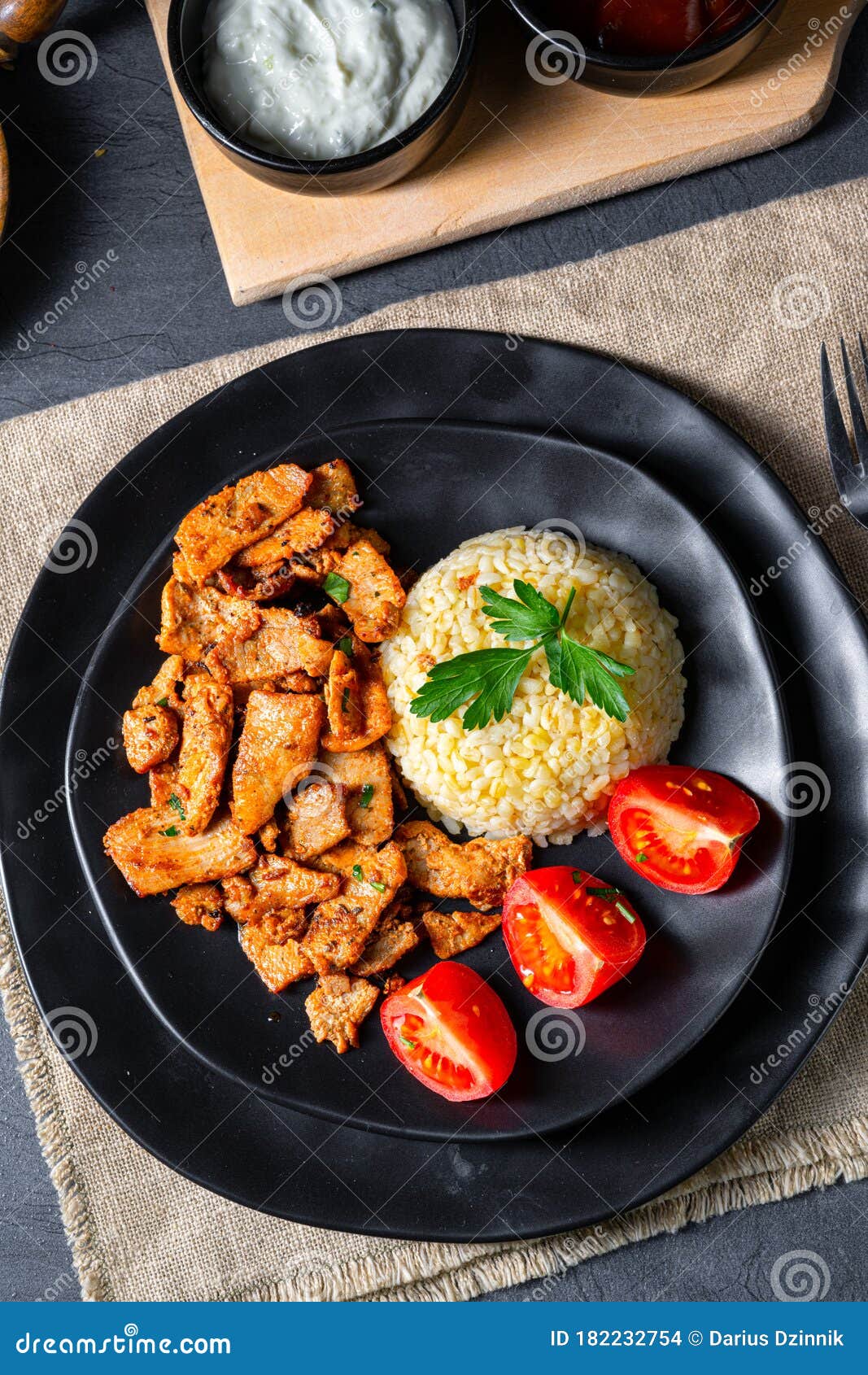 Bulgur Mit Gebratenem Fleisch Und Joghurtsoße Stock Photo - Image of ...