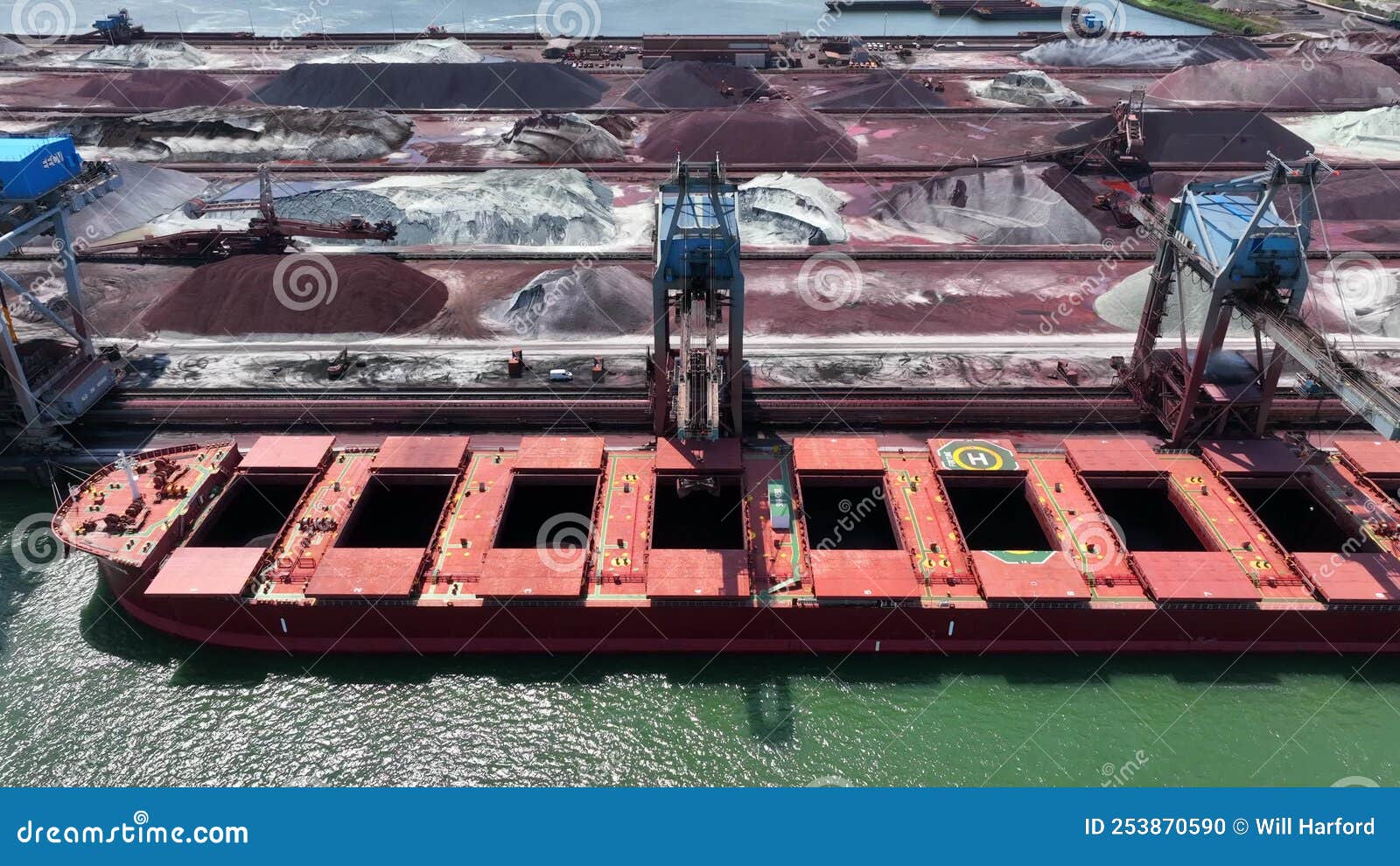 Bulk Carrier Ship Offloading Cargo by Crane for Processing Stock ...