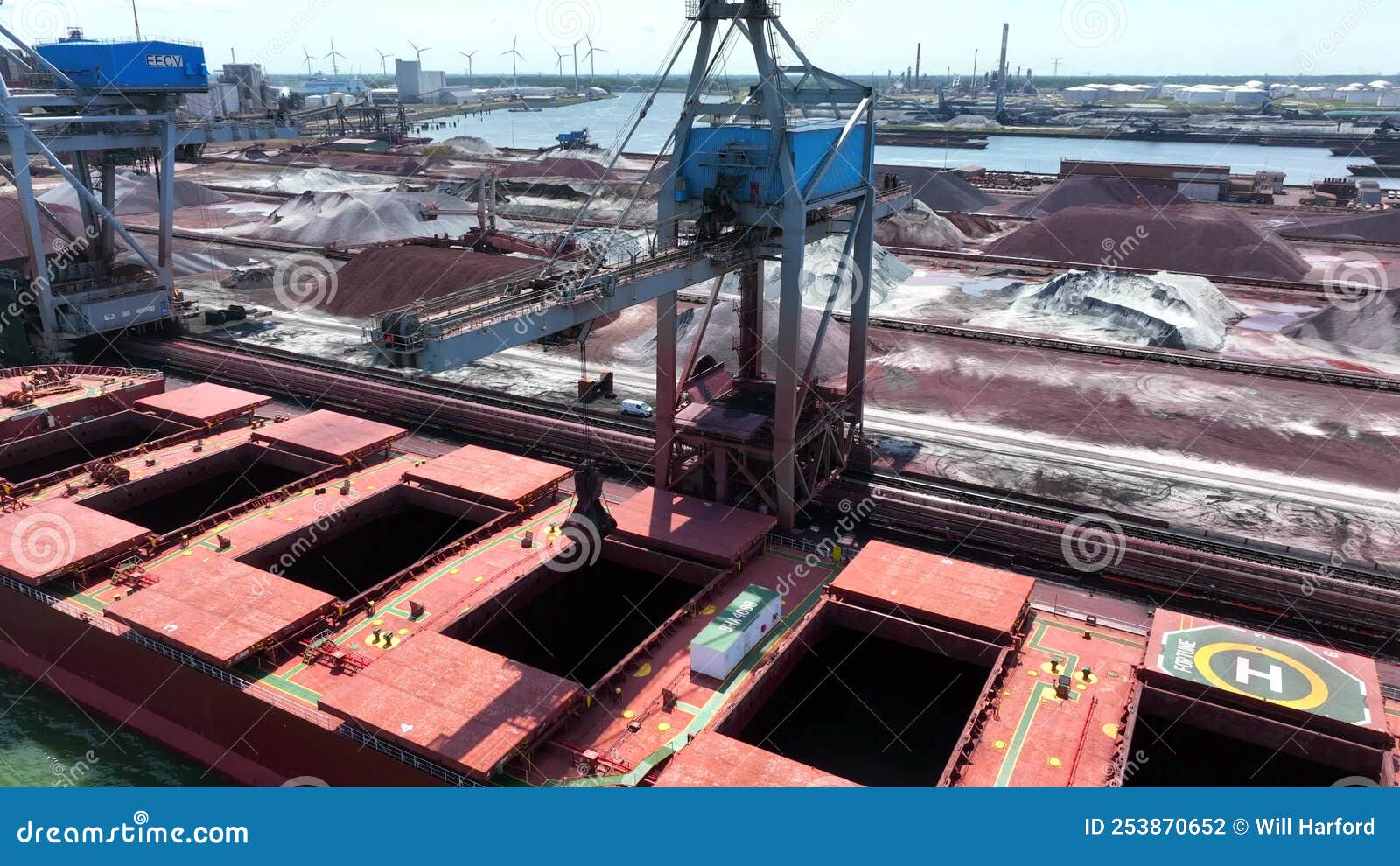 Bulk Carrier Ship Offloading Cargo by Crane for Processing Stock ...