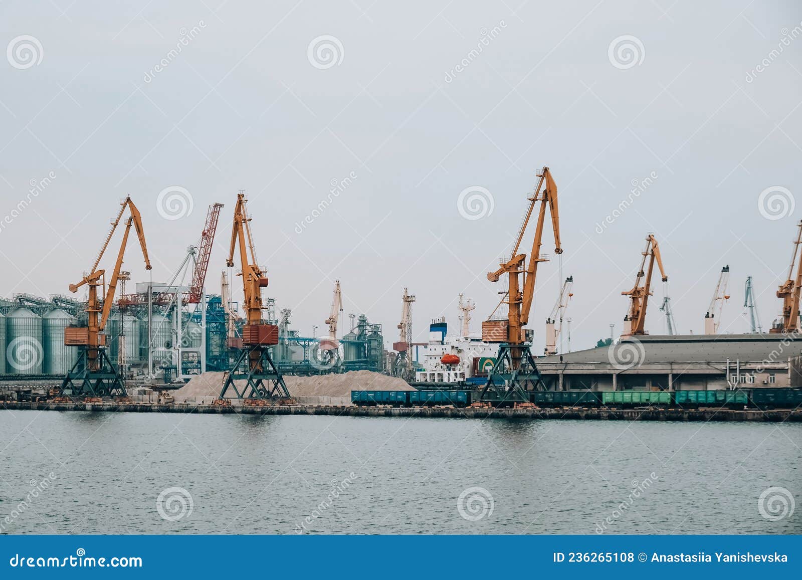 Bulk Carrier Ship Under Load of Clinker Cargo Loading by Shore Cranes ...