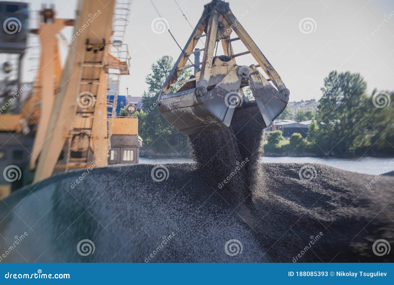 Bulk-handling Crane Unloading Sand, Road Metal and Gravel from Cargo ... Bulk-handling Crane Unloading Sand, Road Metal and Gravel from Cargo ...