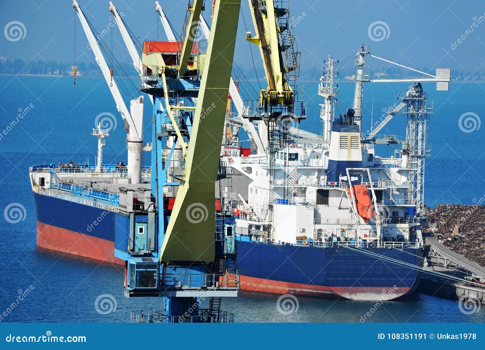 Bulk Lastfartyg Under Portkranen Fotografering för Bildbyråer - Bild av ...