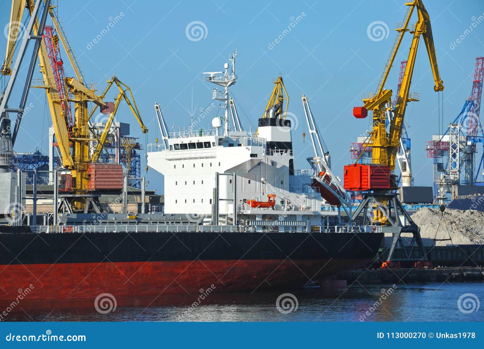 Bulk Lastfartyg Under Portkranen Arkivfoto - Bild av bärare, fartyg ...