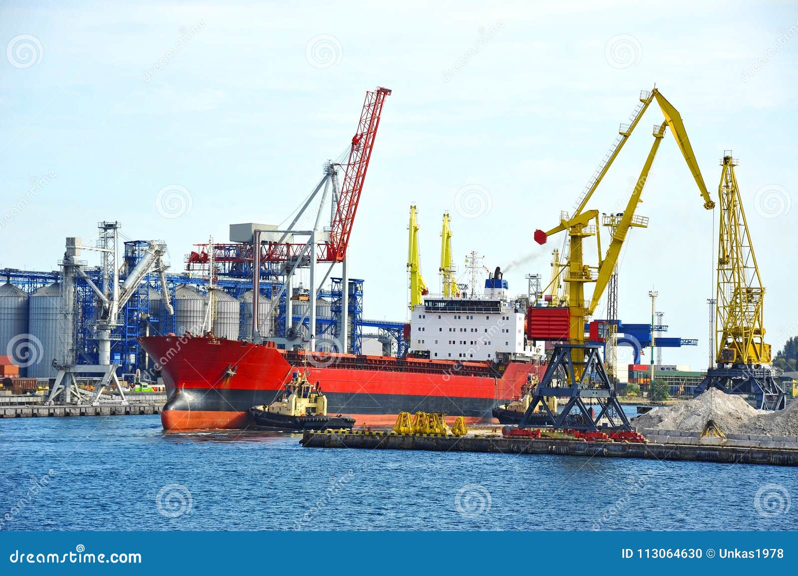 Bulk Lastfartyg Under Portkranen Arkivfoto - Bild av metall, förtöja ...