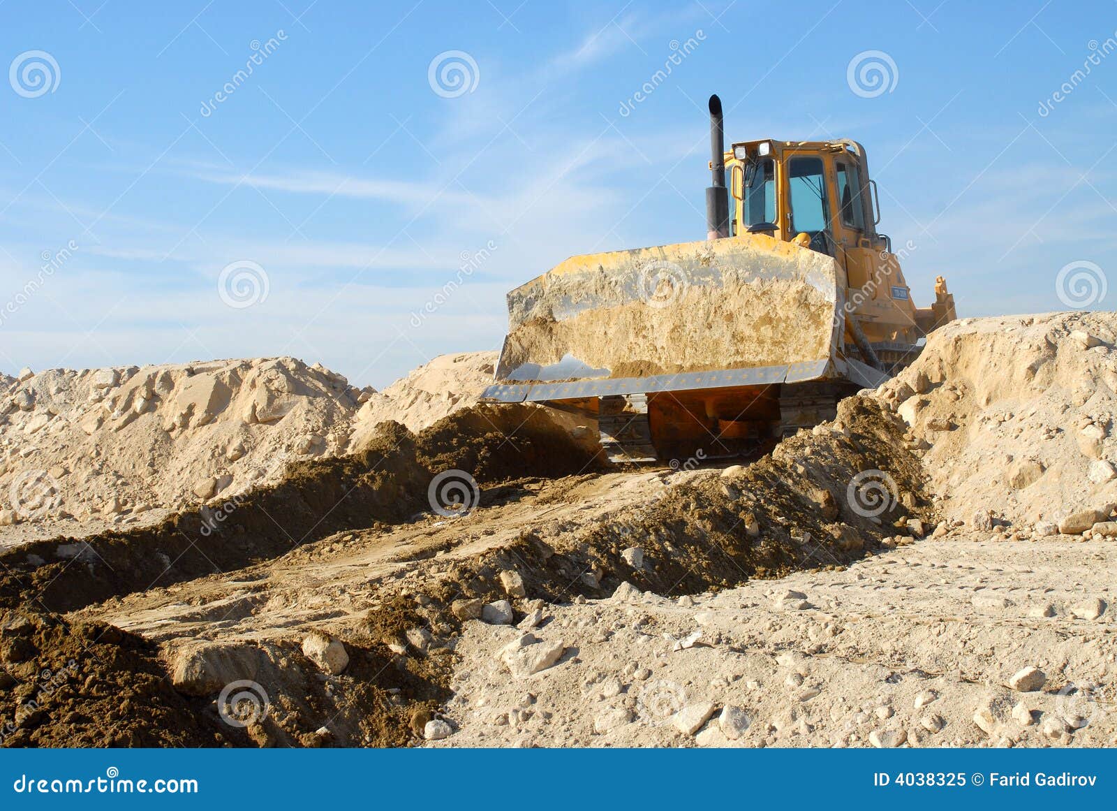Bulldoser image stock. Image du saleté, route, azerbaïdjan - 4038325