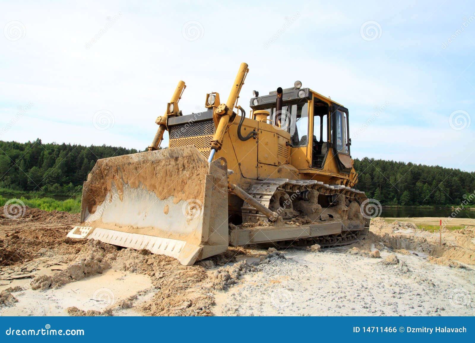 Bulldozer stock photo. Image of ground, scraper, mover - 14711466