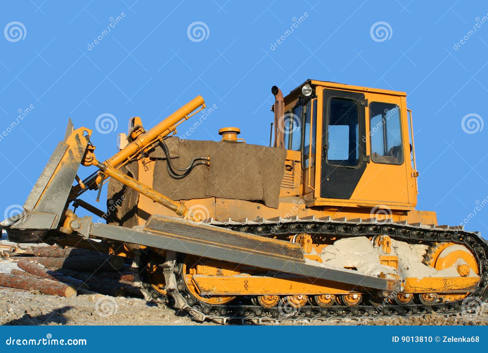 Bulldozer stock photo. Image of bulldozer, scraper, mover - 9013810