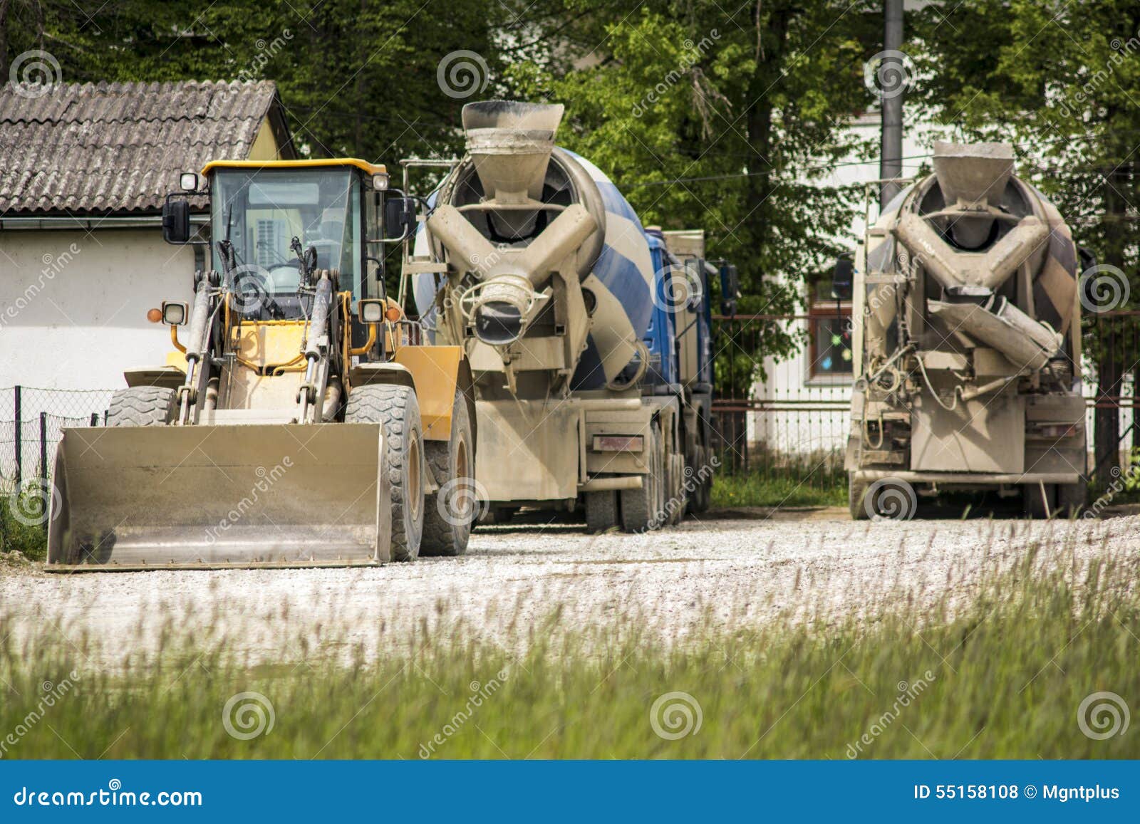 Bulldozer e camion fotografia stock. Immagine di camion - 55158108