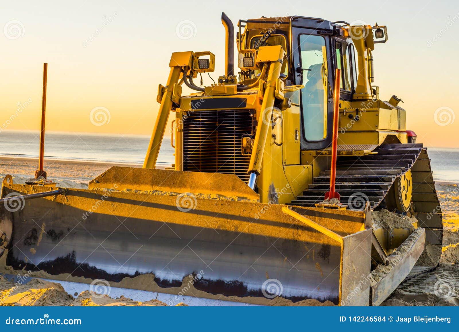 Bulldozer with a Scoop, Ground Mover Machine, Groundwork Industry ...