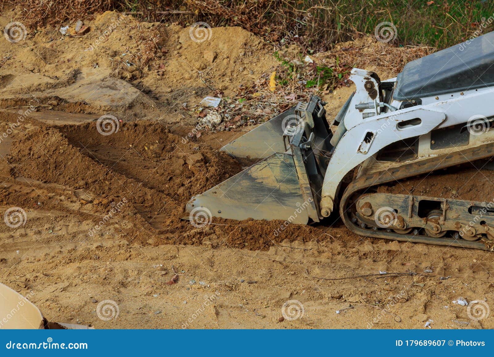 Bulldozer Working on the Bulldozer Scoop Works of Moving Earth Stock ...