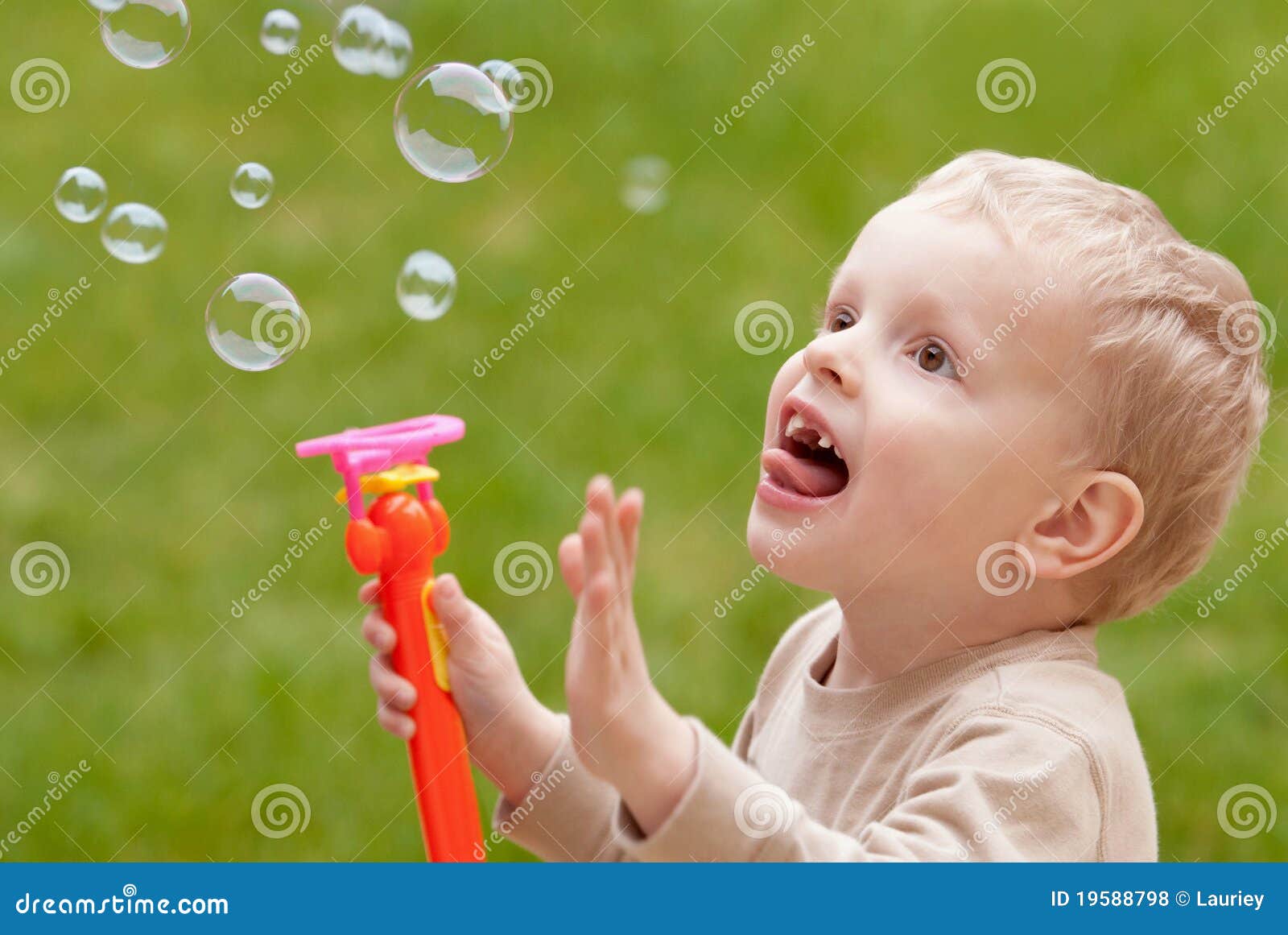Bulles et enfant photo stock. Image du enfant, bulles - 19588798