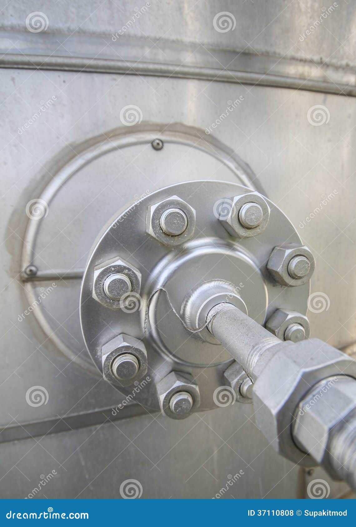 Bullone D'acciaio Con Il Tubo Fotografia Stock - Immagine di ...