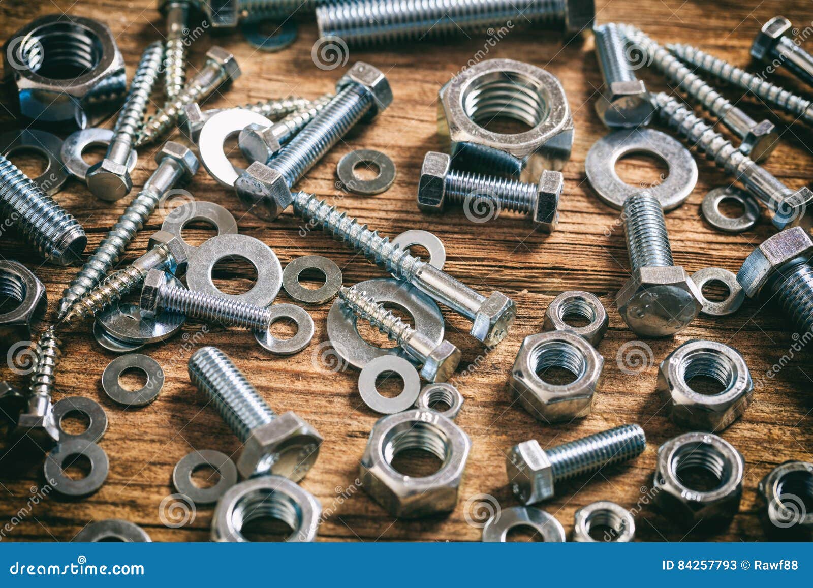 Bulloni E Dadi Su Fondo Di Legno Immagine Stock - Immagine di ...