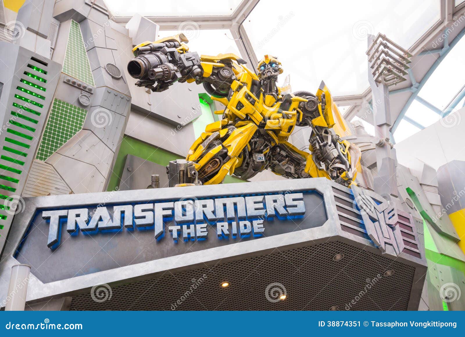 Bumble Bee at Front Gate of Transformers the Ride Editorial Photo ...