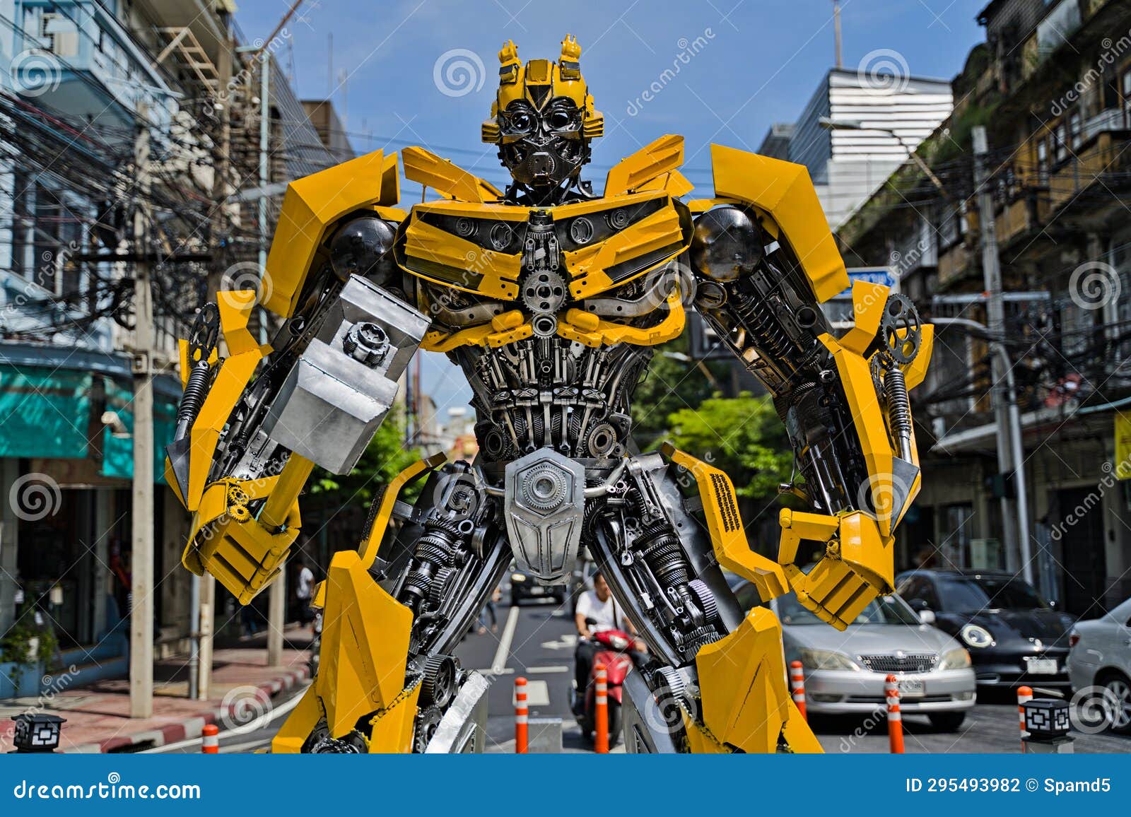 Bumblebee Statue in China Town in Bangkok Editorial Photography - Image ...