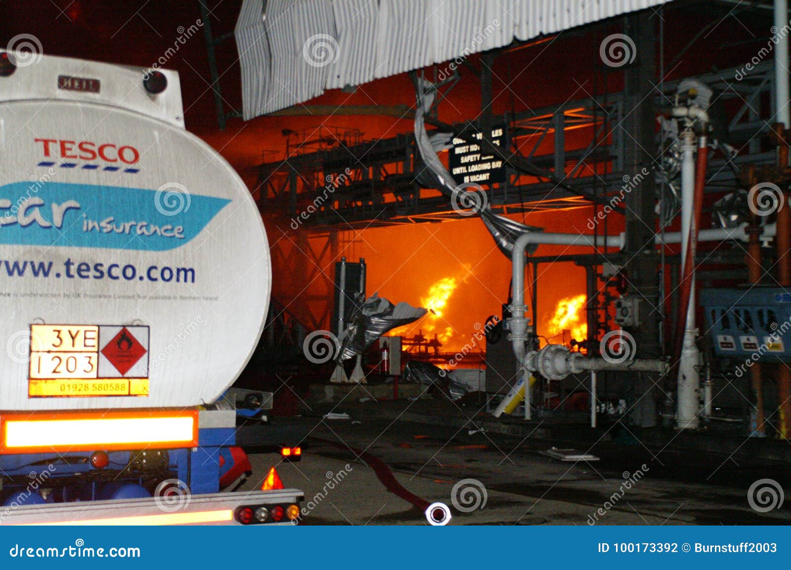 Buncefeld Fuel depot fire editorial photography. Image of environment ...