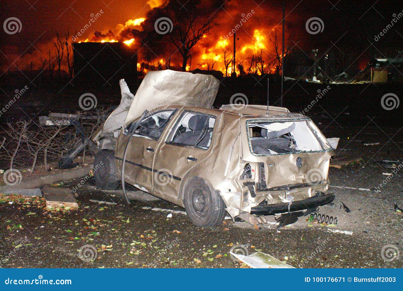 Buncefeld Fuel depot fire editorial photo. Image of community - 100176671