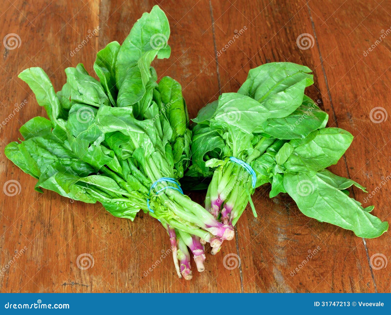 Bunch of Fresh Green Spinach Stock Image - Image of kitchen, flavoring ...