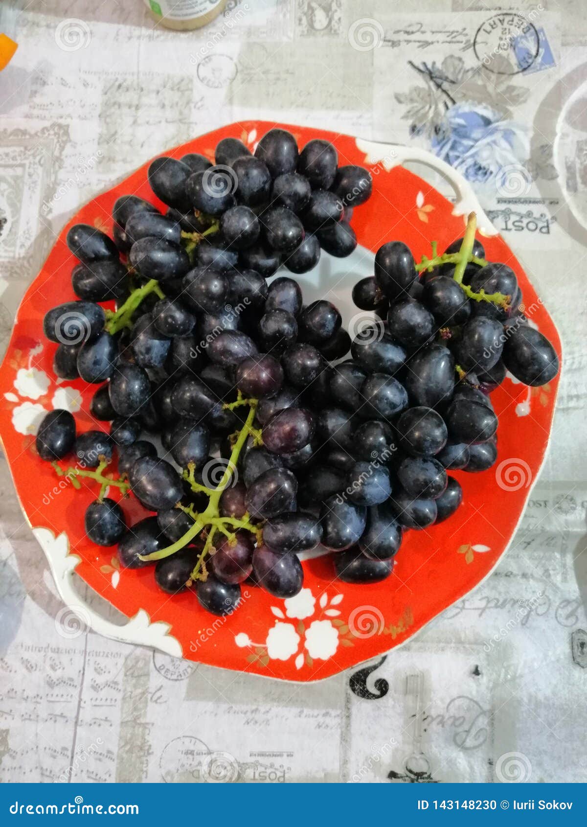 Bunches of Black Grapes on an Old Red Plate Stock Photo - Image of ...