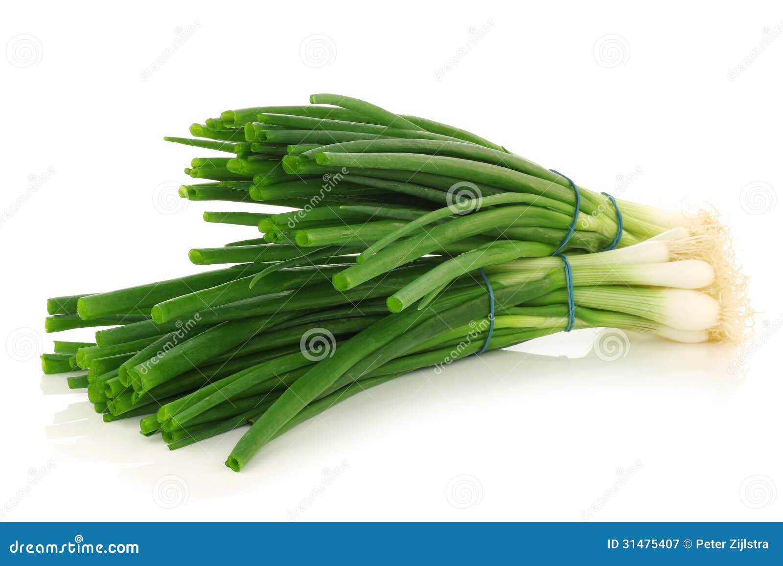 Bundels van groene uien stock afbeelding. Image of smakelijk - 31475407
