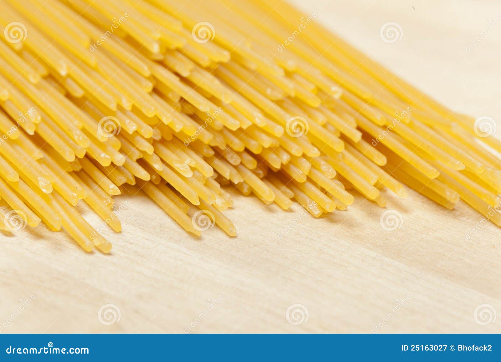 Bundle of dry spaghetti stock image. Image of yellow - 25163027