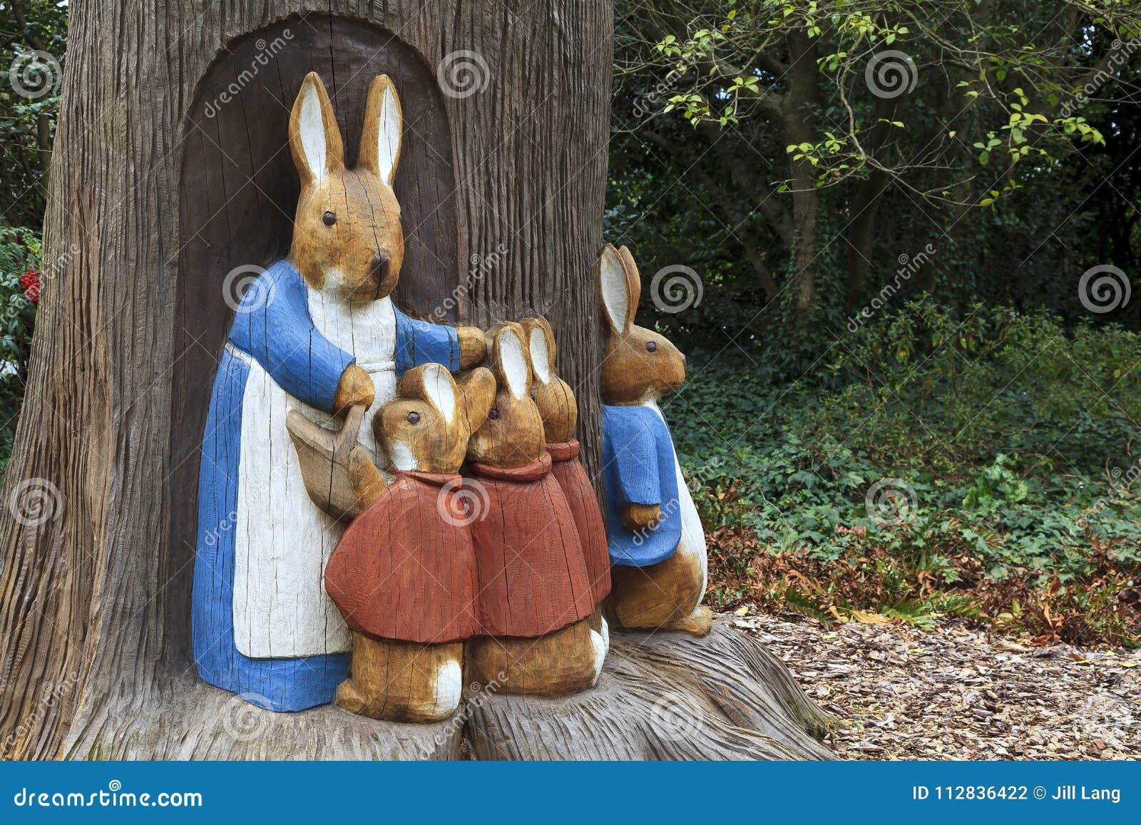Bunny Rabbit Sculptures foto de stock. Imagem de cauda - 112836422