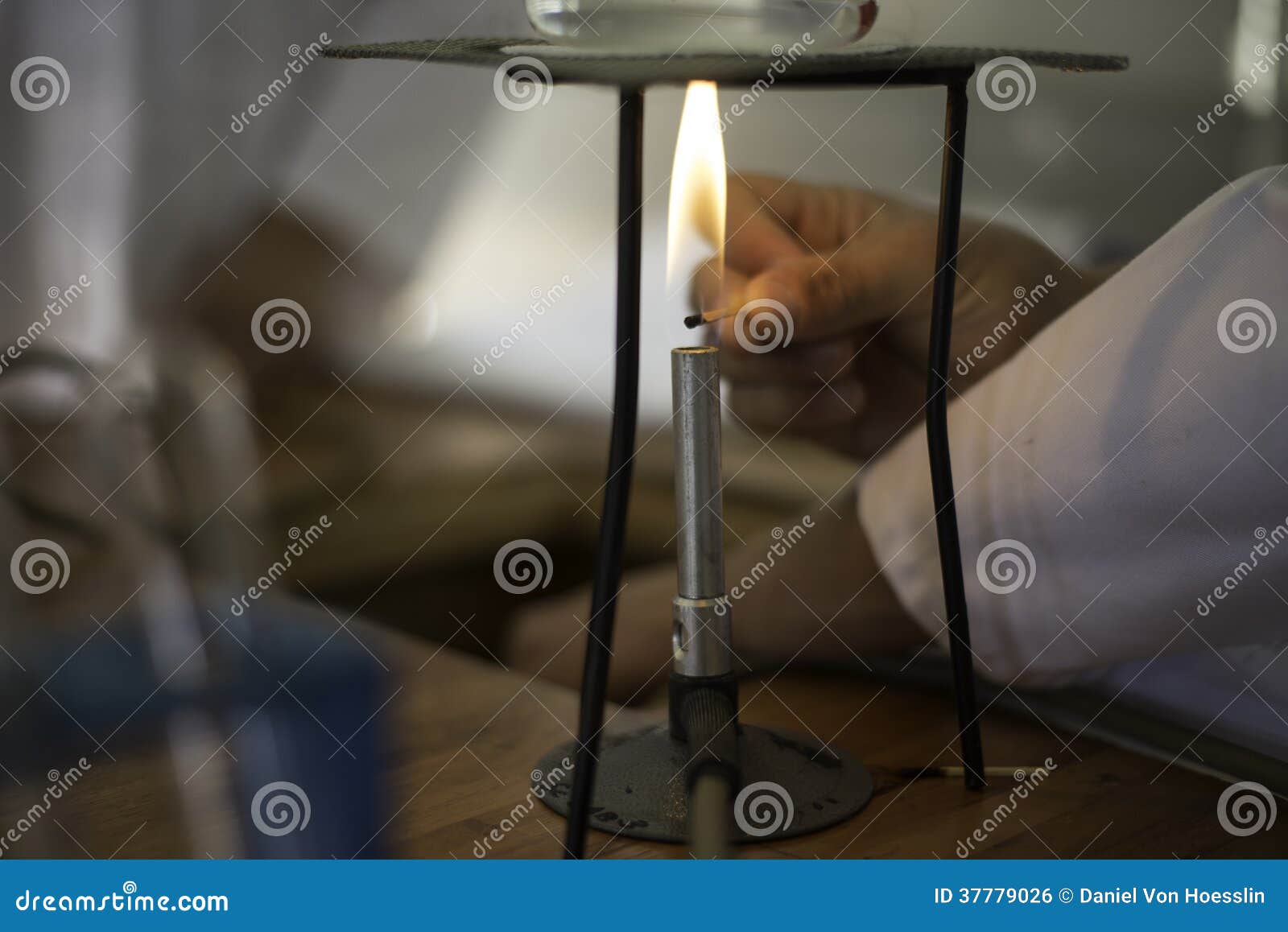 Bunsenbrander stock foto. Image of vlam, brander, brand - 37779026